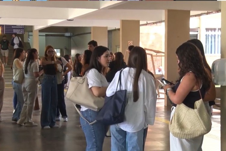 Acolhimento, música e confraternização marcam o retorno às aulas na ...